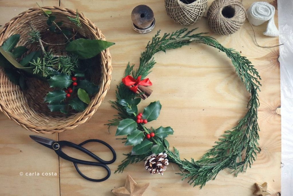 Ghirlande fai da te con materiali naturali per creare atmosfera natalizia